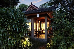 Vila, vista para o jardim | Frigobar, cofres nos quartos, individualmente decorados, escrivaninha