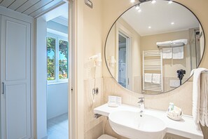 Suite-Estúdio Júnior, vista para o mar | Casa de banho | Um polibã, artigos de higiene pessoal grátis, um secador de cabelo 