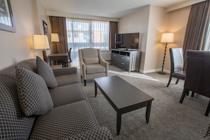 Suite Familiar, 2 camas queen-size | Cofre no quarto, secretária, cortinas/cortinados opacos