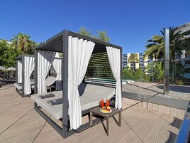 Piscina exterior, espreguiçadeiras 