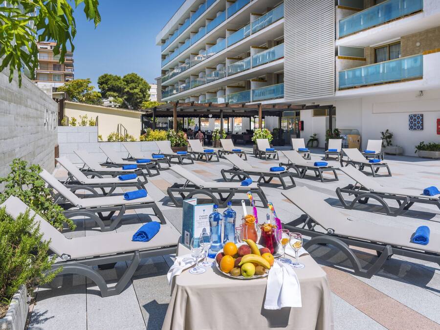 Terraço com espreguiçadeiras