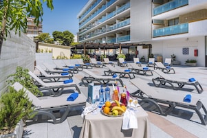Terraço com espreguiçadeiras