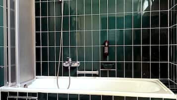 Quarto Clássico com Cama de Casal | Casa de banho | Toalhas fornecidas