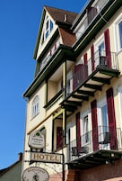 Hotel com placa indicando que oferece cerveja e funciona como restaurante.