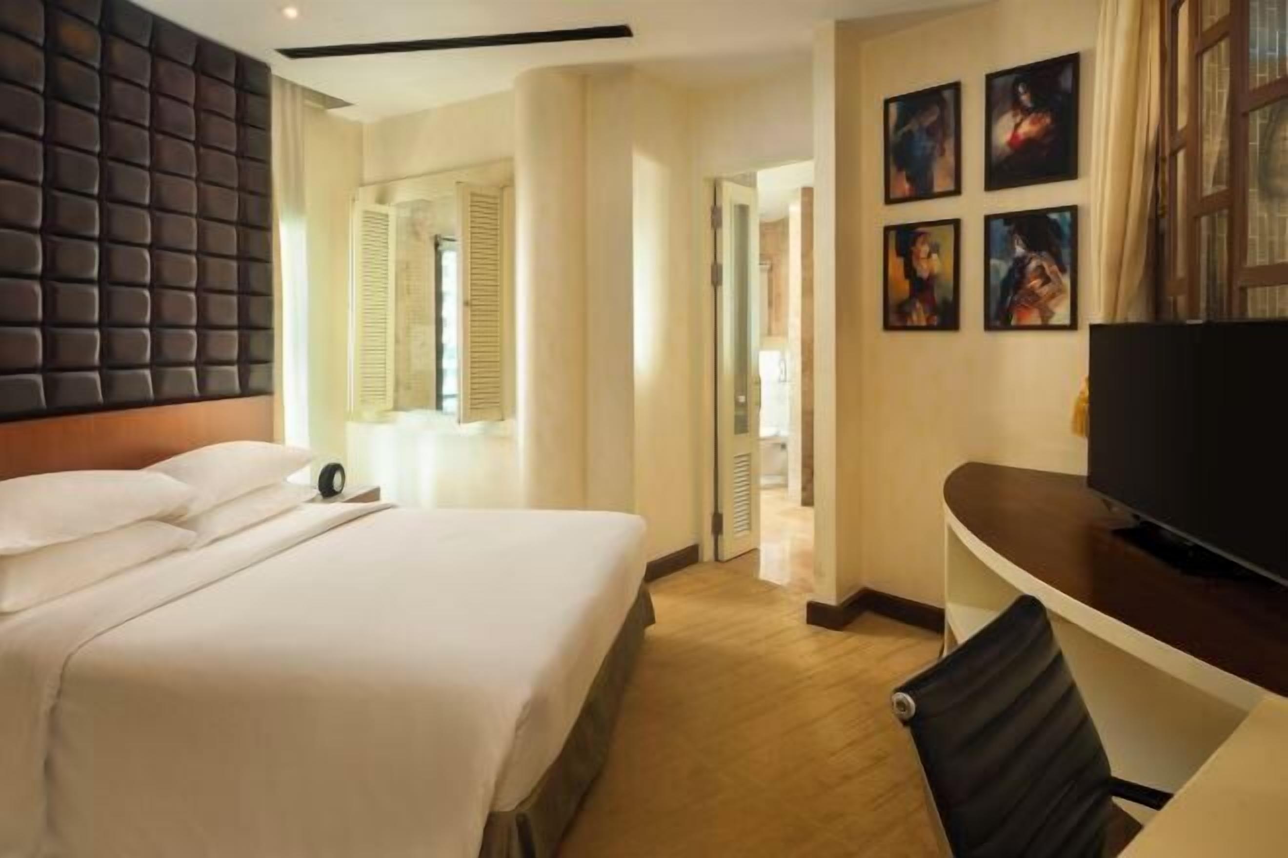 Cofre no quarto, secretária, cortinas/cortinados opacos 