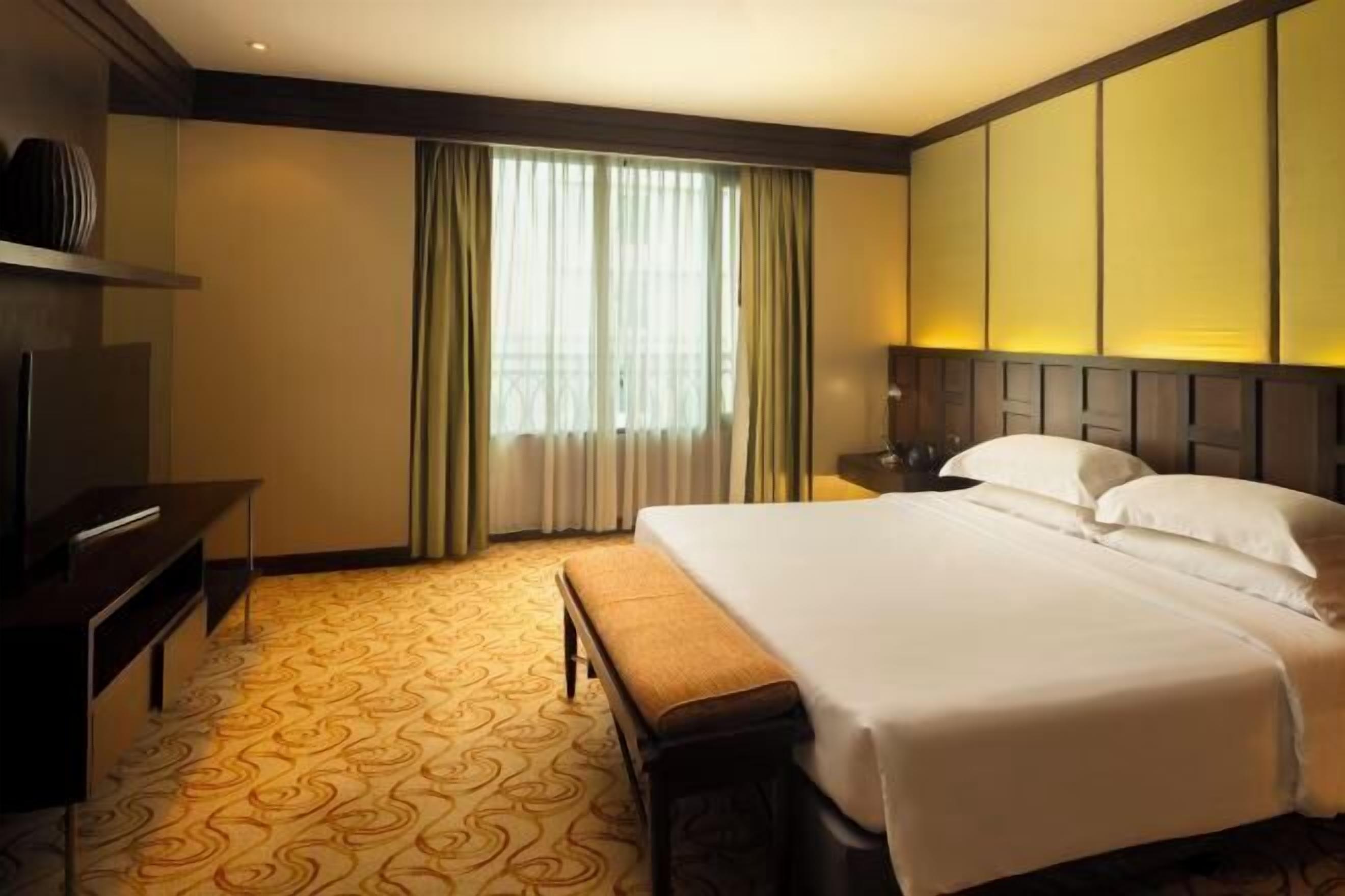 Cofre no quarto, secretária, cortinas/cortinados opacos 