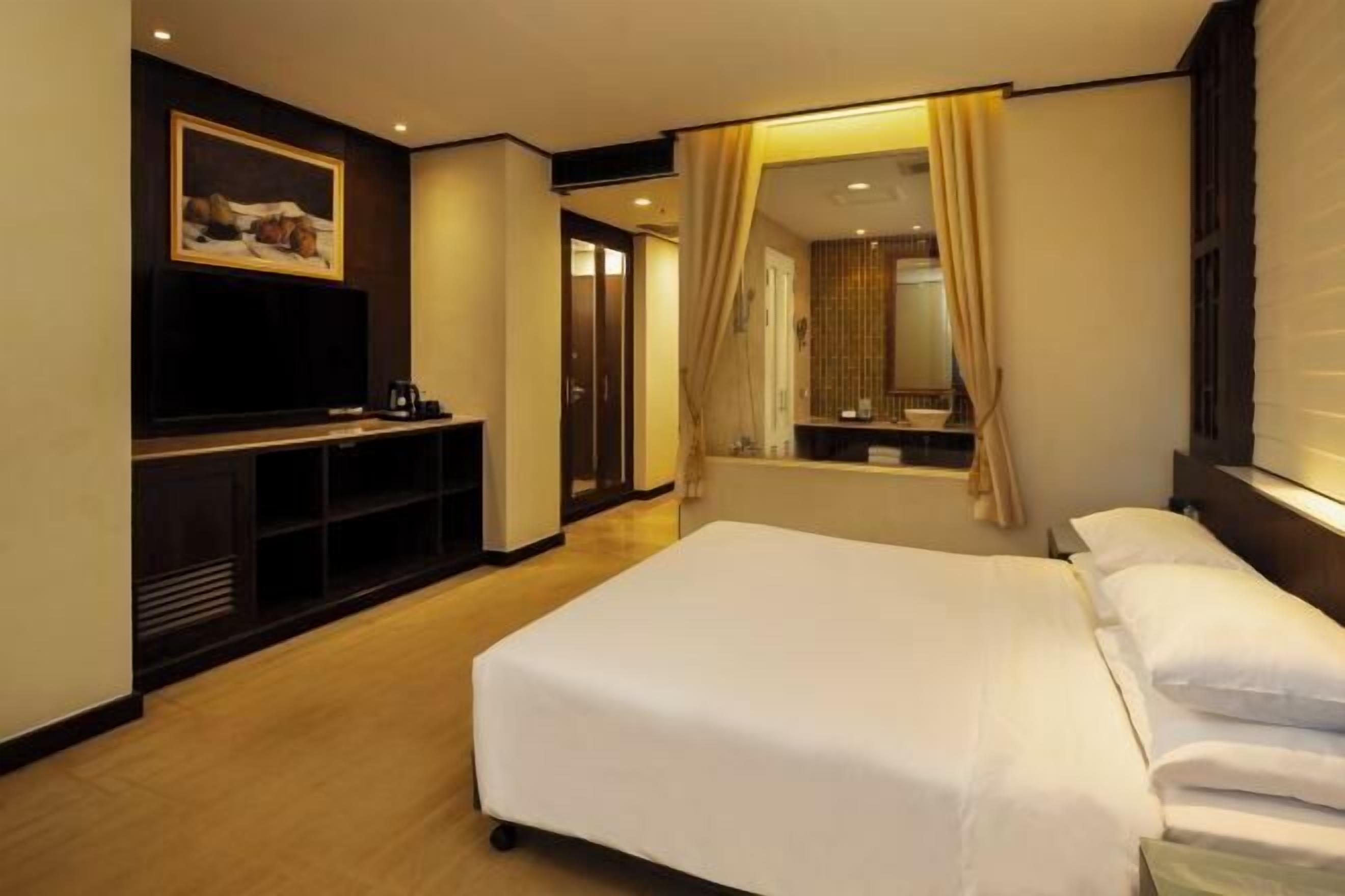 Cofre no quarto, secretária, cortinas/cortinados opacos 