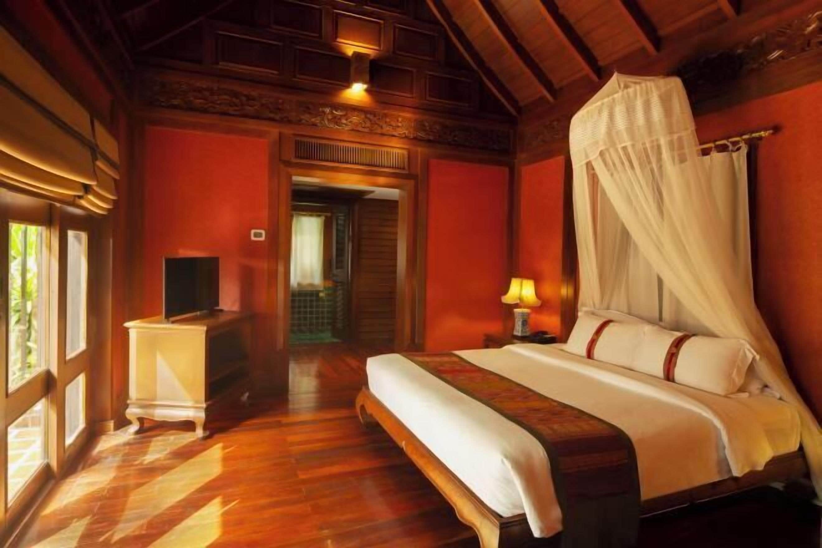 Cofre no quarto, secretária, cortinas/cortinados opacos 