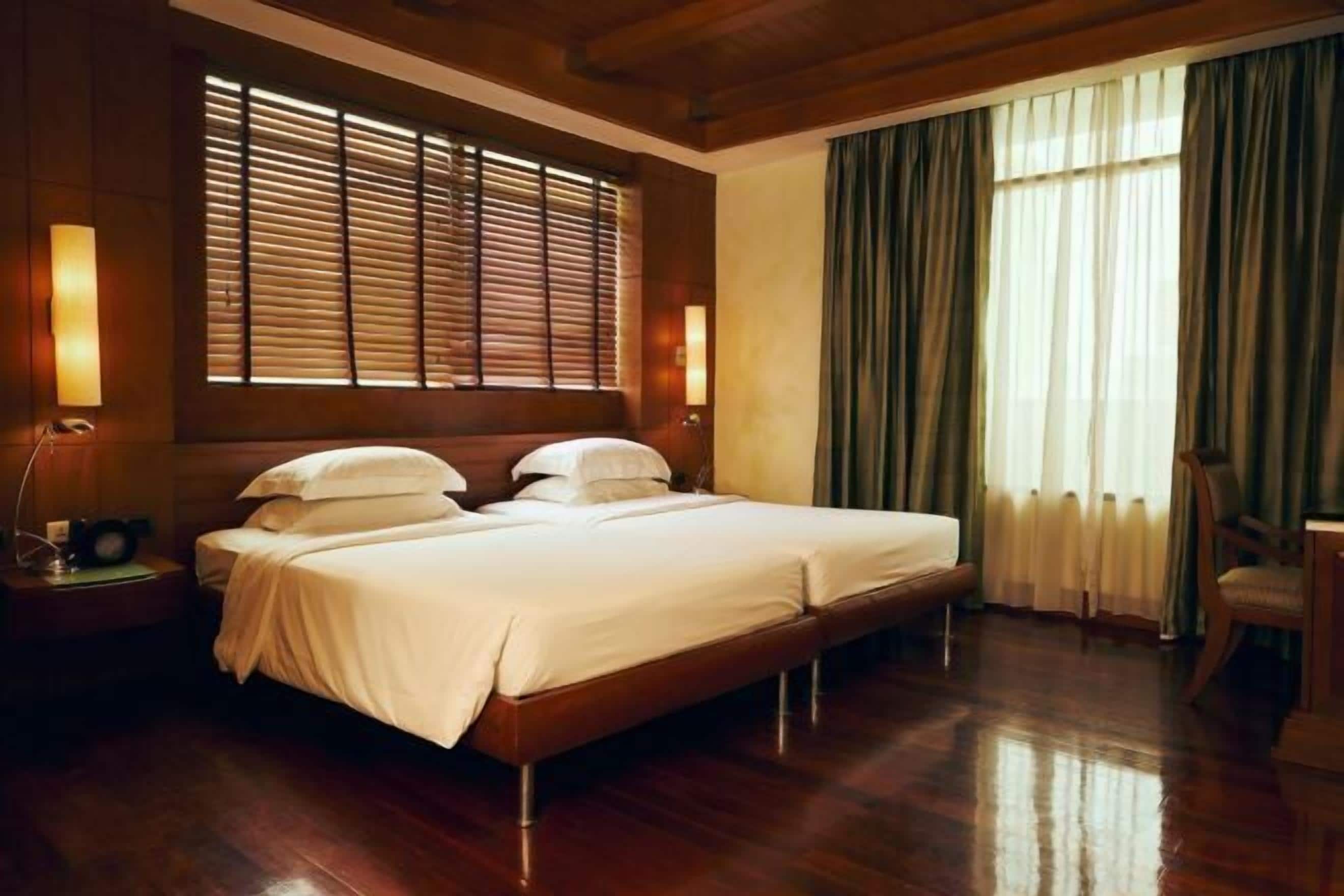 Cofre no quarto, secretária, cortinas/cortinados opacos 