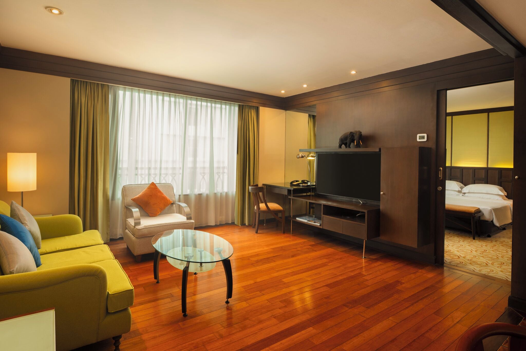 Davis One-Bedrooms Suite (Main Wing) | Cofre no quarto, secretária, cortinas/cortinados opacos 