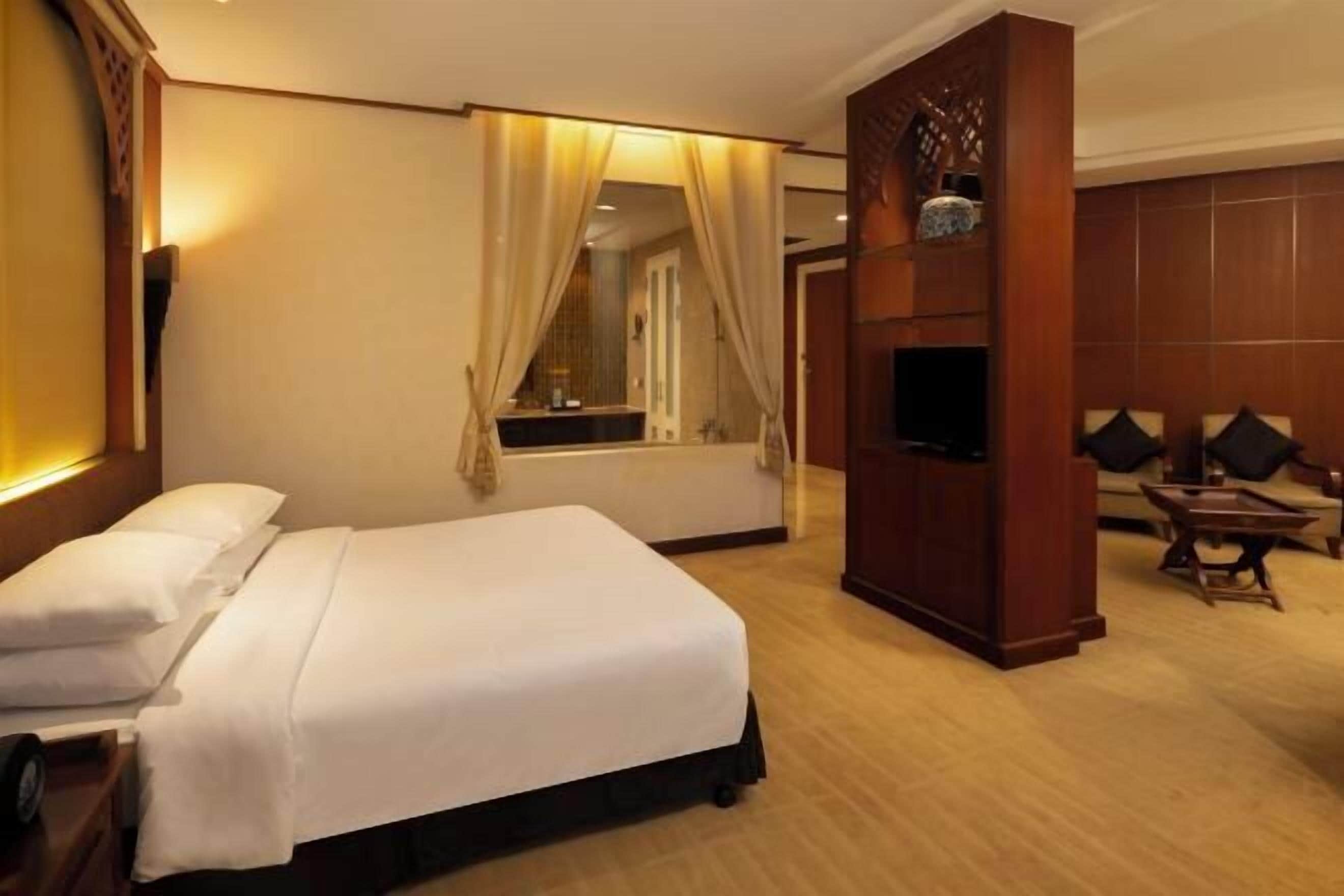 Cofre no quarto, secretária, cortinas/cortinados opacos 