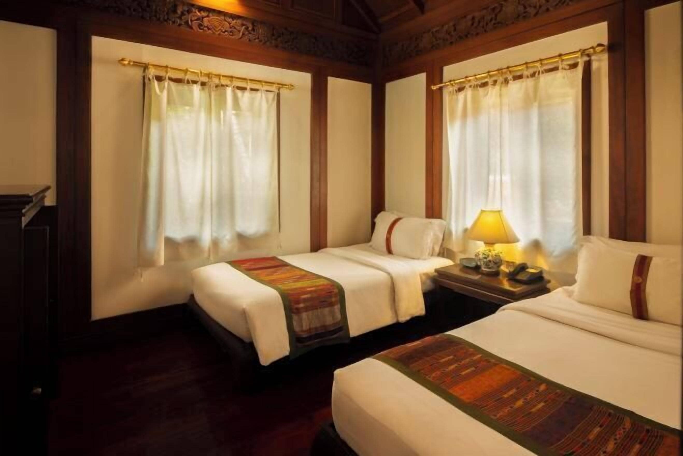 Cofre no quarto, secretária, cortinas/cortinados opacos 