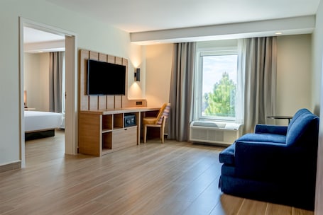 Suite, 1 quarto | Sala de estar | Televisor LED de 32 polegadas com canais por cabo, televisor . Hampton Inn by Hilton Torreon-Airport Galerias