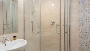 Secador de cabelo, toalhas de banho, sabonete, shampoo
