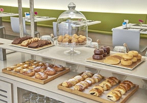 Café da manhã com buffet todos os dias mediante uma taxa