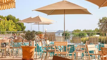 Café da manhã, almoço e jantar; culinária local, vistas para a piscina