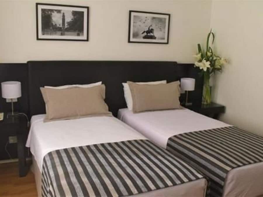 Roupa hipoalergénica, minibar, cofre no quarto, secretária