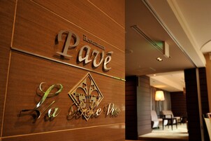 Pequenos-almoços, almoços, jantares servidos, cozinha francesa 