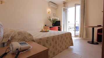 Quarto casal superior, sacada | Edredons de pluma, frigobar, cofres nos quartos, escrivaninha