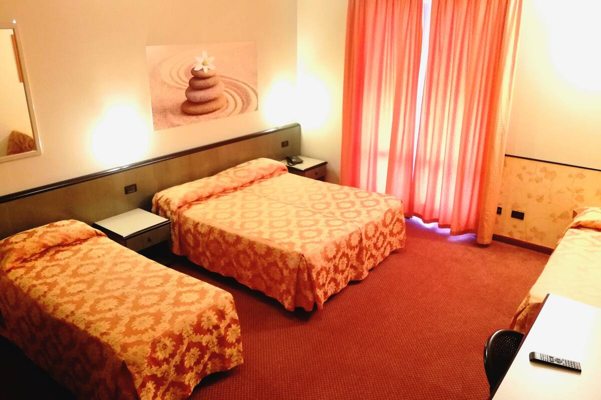 Quarto triplo | Frigobar, cofres nos quartos, escrivaninha, cortinas blackout