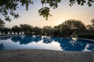 Piscina exterior, espreguiçadeiras 