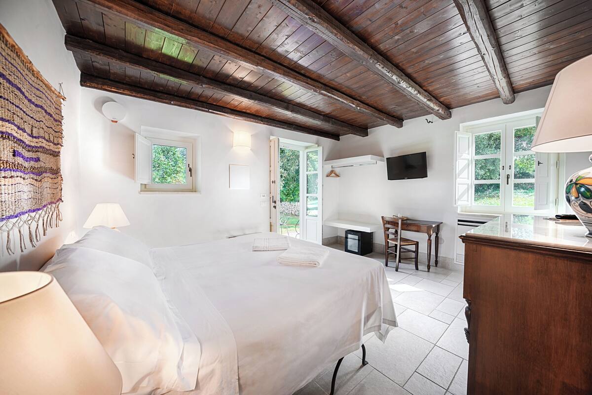 Quarto casal luxo | Frigobar, cofres nos quartos, escrivaninha