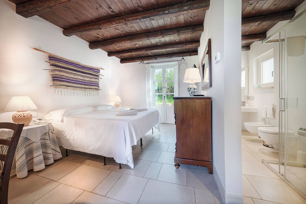 Quarto casal clássico | Frigobar, cofres nos quartos, escrivaninha