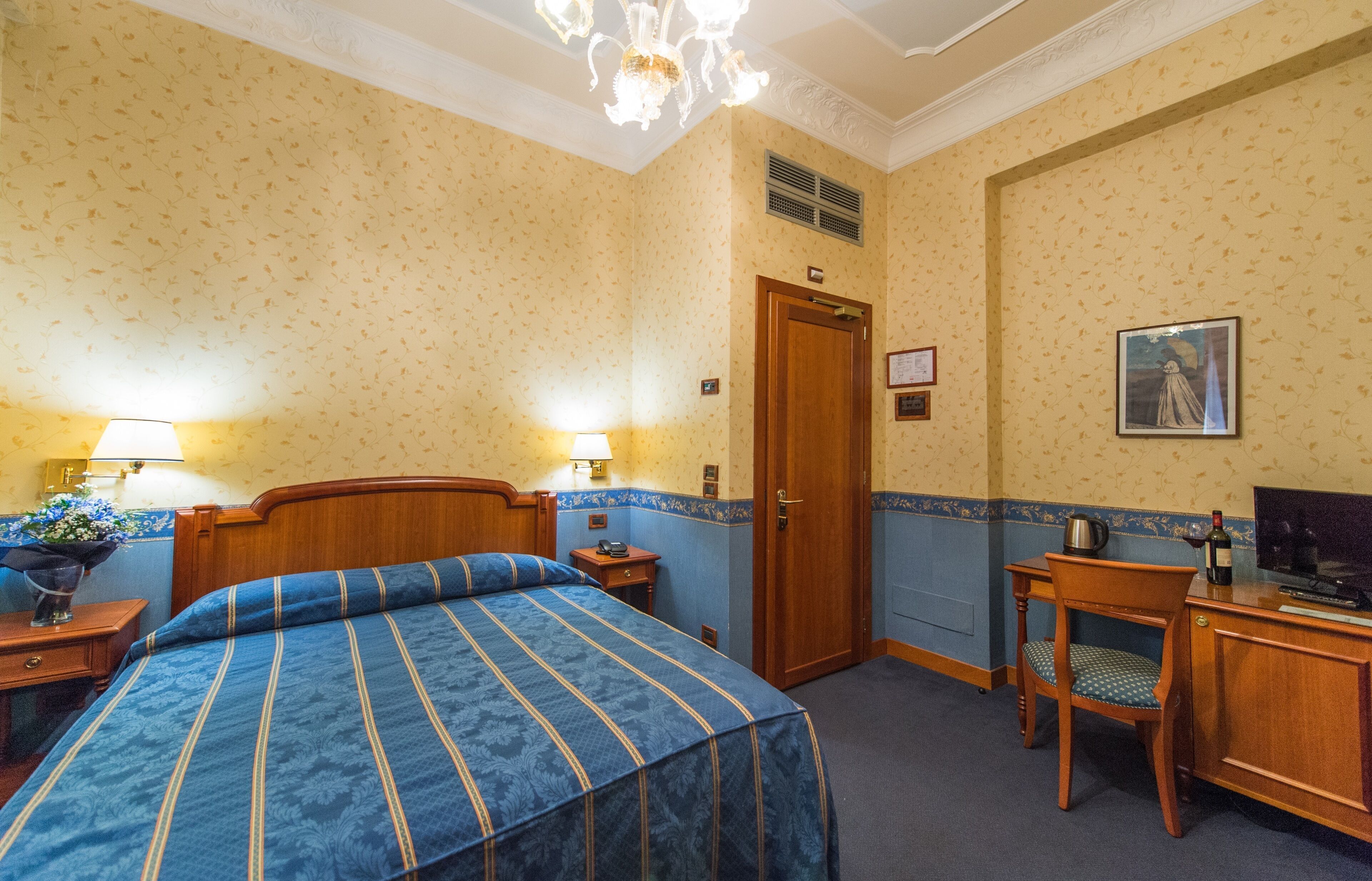 Edredões de penas, minibar, cofre no quarto, secretária 