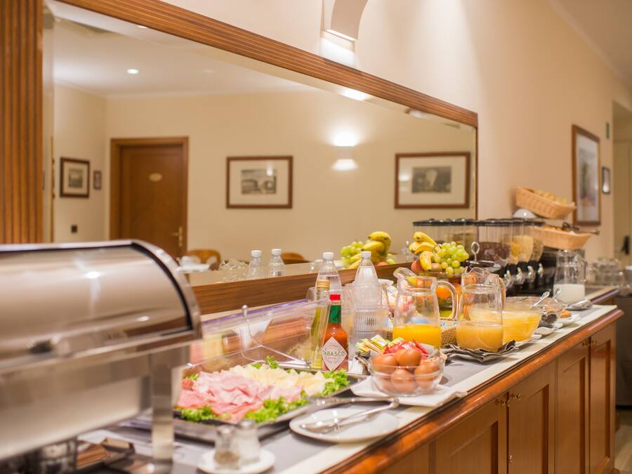 Café da manhã com buffet todos os dias (EUR 10 por pessoa)