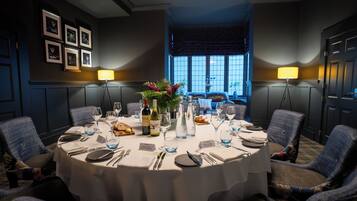 2 restaurantes, café da manhã, culinária britânica