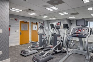 Centro de fitness com esteiras, elípticos e bicicleta ergométrica.