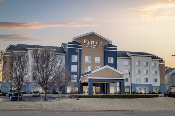 Edifício do Fairfield by Marriott Inn & Suites com design moderno, apresentando uma entrada notável e várias janelas.