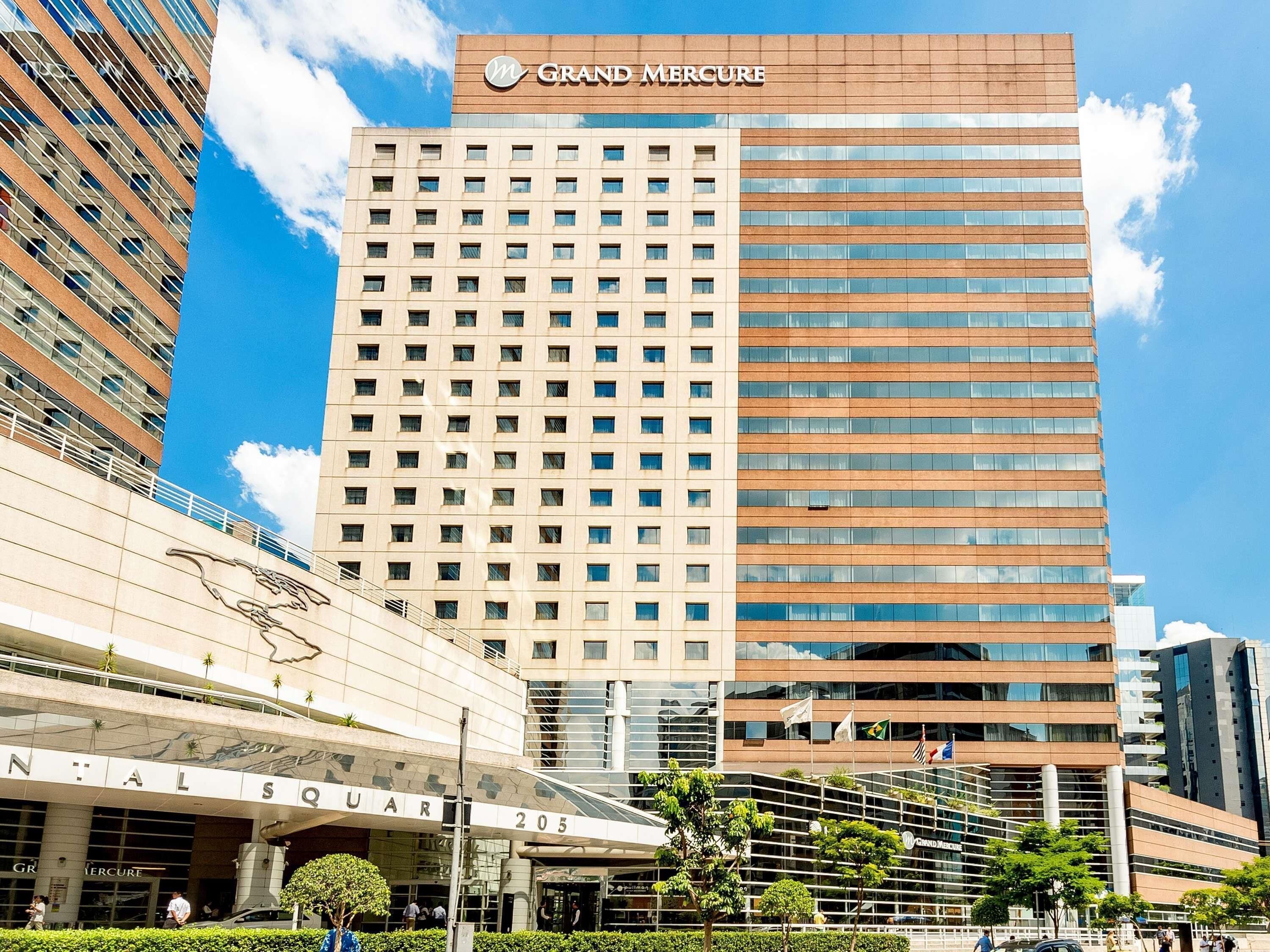 Um hotel Grand Mercure com fachada moderna, vários andares e entrada imponente.