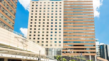 Um hotel Grand Mercure com fachada moderna, vários andares e entrada imponente.