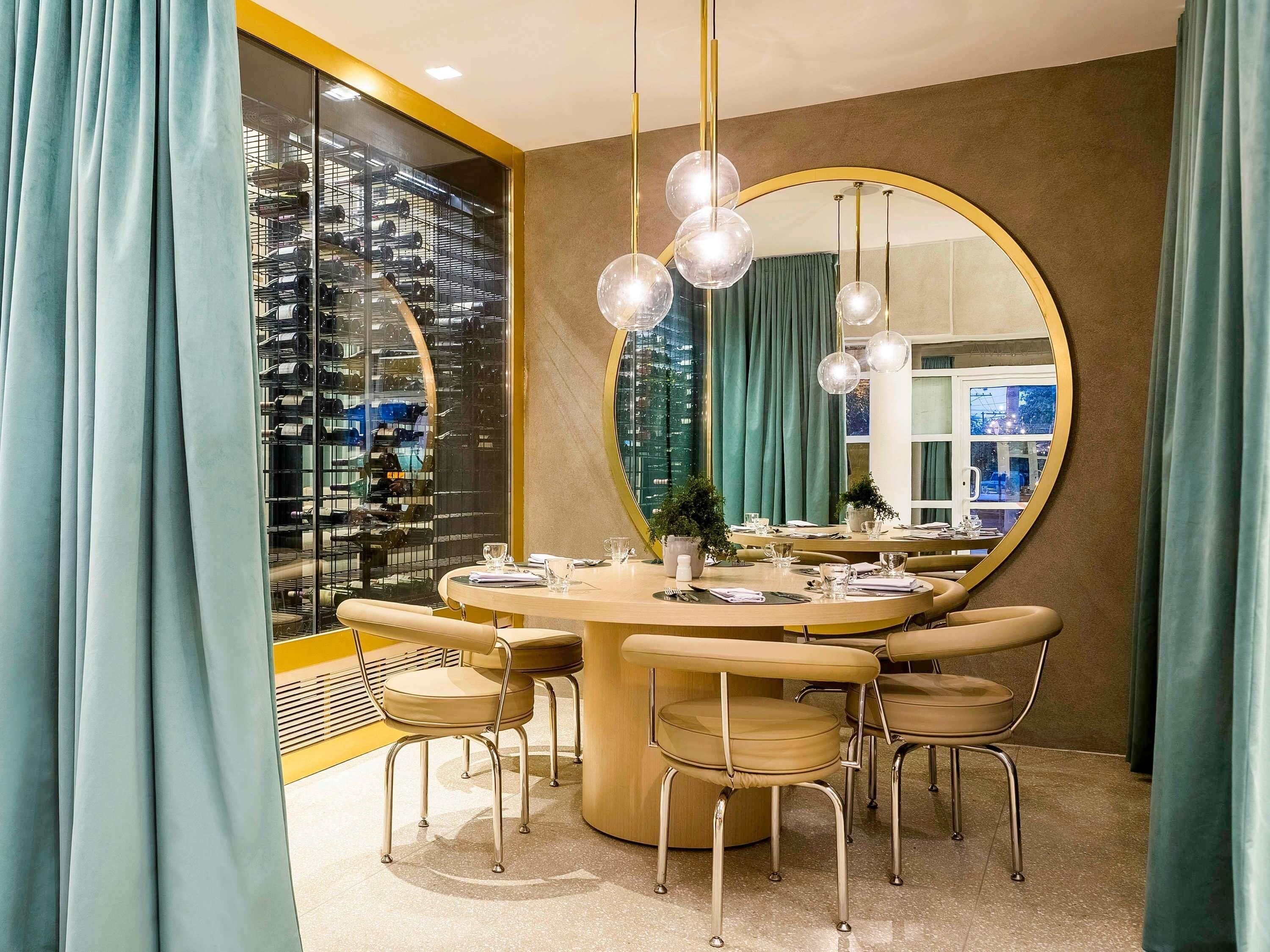 Café da manhã, almoço e jantar; culinária internacional 