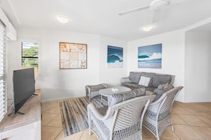 Apartamento, 3 quartos (Ocean Facing, 1st Floor) | Área de estar | TV de tela plana 50 polegadas com canais digitais, TV