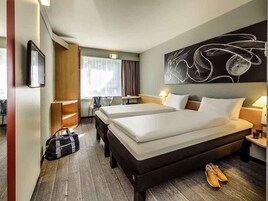 Quarto Standard, 2 camas individuais | Cofre no quarto, secretária, cortinas/cortinados opacos 