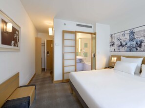 Quarto Standard, 1 cama de casal e sofá-cama | Roupa hipoalergénica, cofre com capacidade para portátil, secretária 