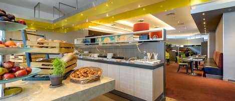 Café da manhã com buffet todos os dias (EUR 26 por pessoa)