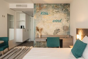 Frigobar, cofres nos quartos, escrivaninha, cortinas blackout