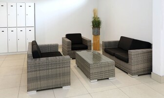 Piscina interna, funciona das 7h às 23h, espreguiçadeiras