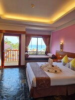 Quarto Deluxe, vista para o mar | Minibar, cofre no quarto, secretária, Wi-fi grátis 