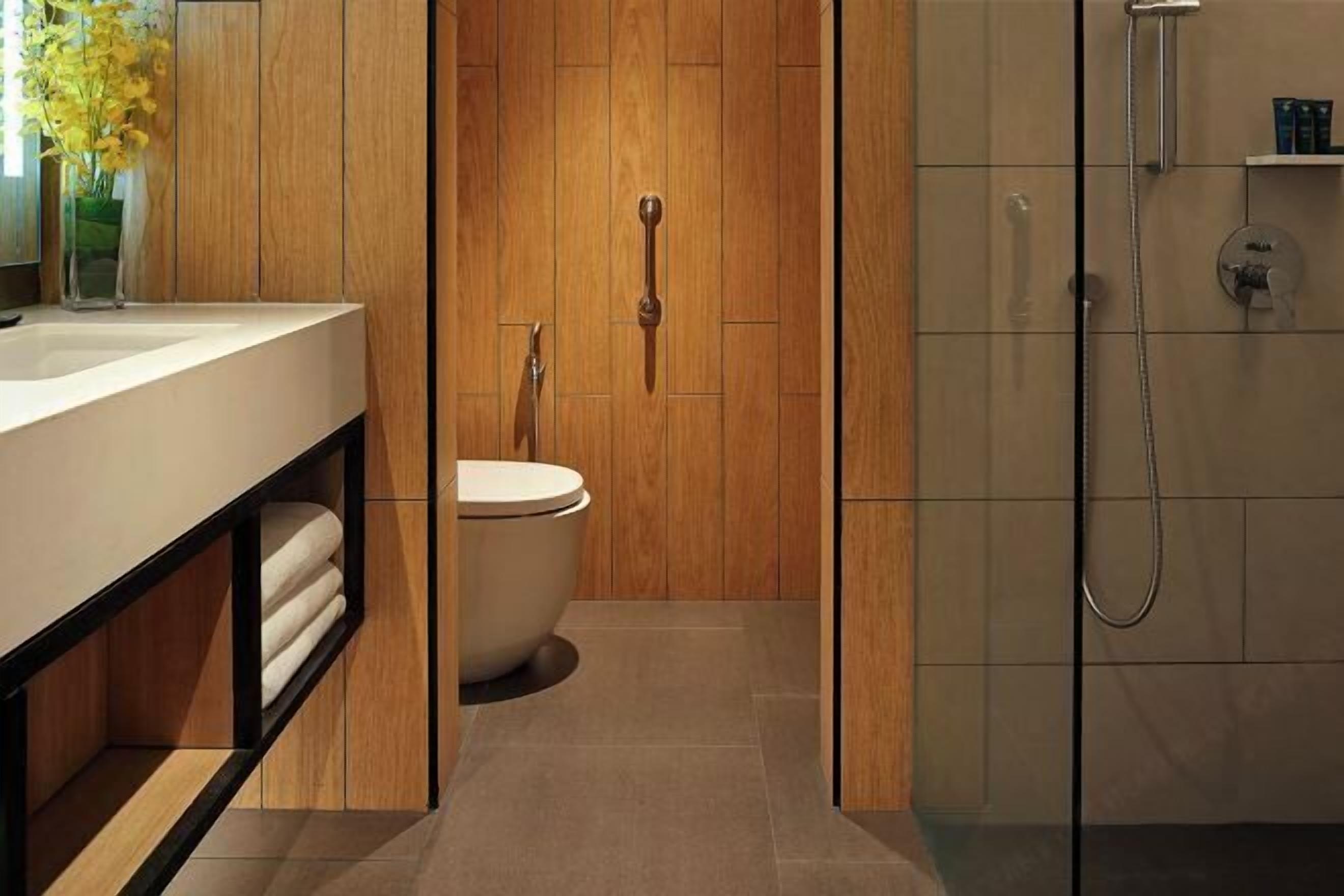 Produtos de toalete grátis, chinelos, toalhas de banho 