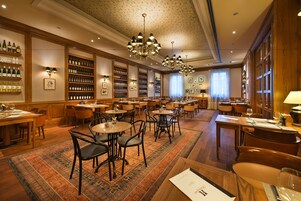 Pequenos-almoços, almoços, jantares servidos, cozinha europeia moderna 