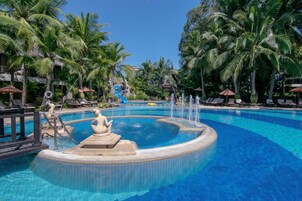 2 piscinas externas, espreguiçadeiras