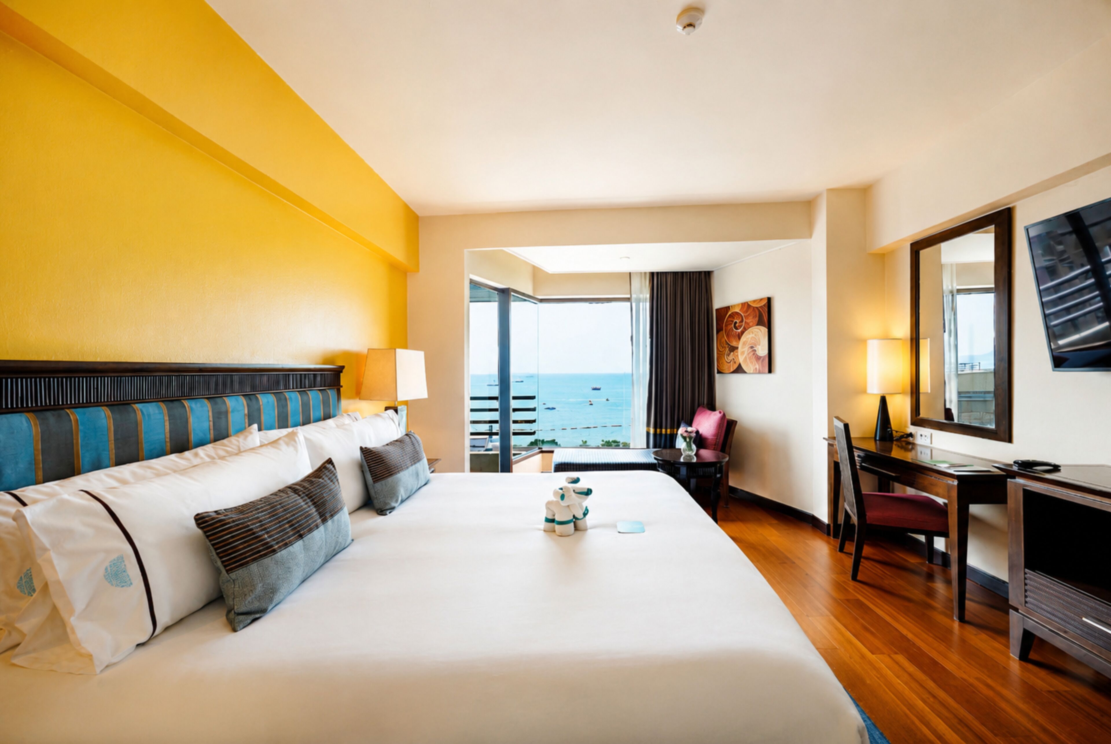 Deluxe Sea View High Floor King Bed | Minibar, cofre no quarto, secretária, cortinas/cortinados opacos 