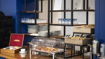Café da manhã com buffet grátis todos os dias