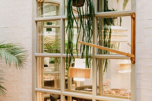 Pequenos-almoços e almoços servidos, incluindo cozinha mediterrânica 