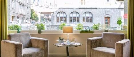 Pequeno-almoço tipo buffet diário (12 EUR por pessoa)