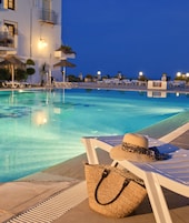 Piscina exterior, guarda-sóis, espreguiçadeiras